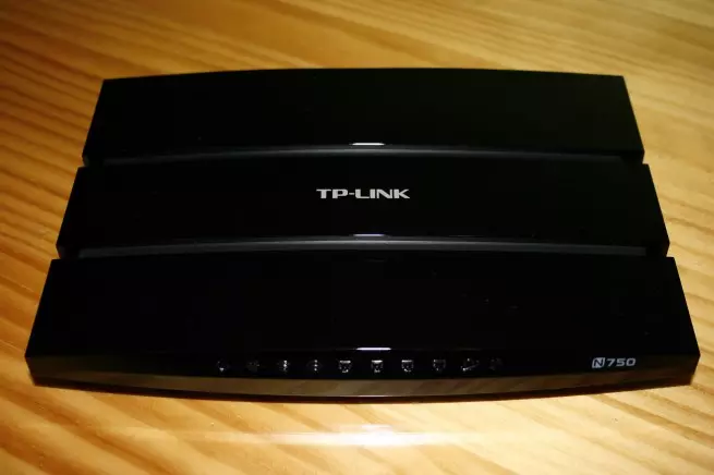 A TP-Link TL-WDR4300 router elölnézete