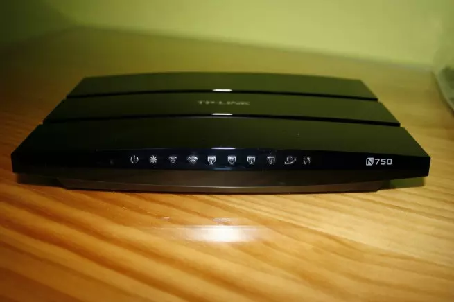 Panempoan hareup router TP-Link TL-WDR4300