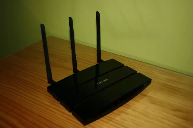 Dulmar guud ee TP-Link TL-WDR4300 router oo leh anteenooyinkooda