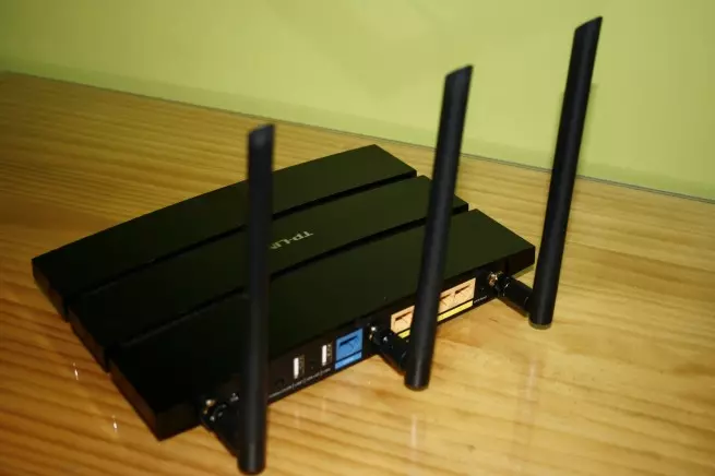 Gambaran keseluruhan penghala TP-Link TL-WDR4300 dengan antena