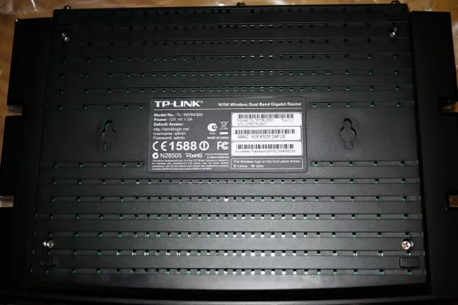 Set fra neden af TP-Link TL-WDR4300-routeren