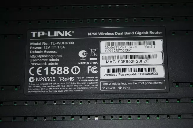 Vista inferior del router TP-Link TL-WDR4300