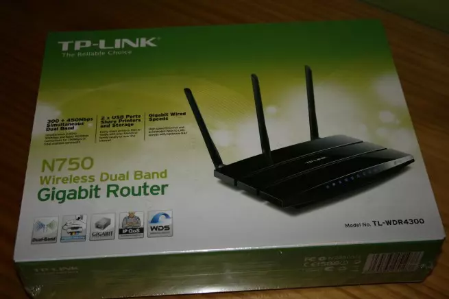 ទិដ្ឋភាពខាងមុខនៃប្រអប់ TP-Link TL-WDR4300