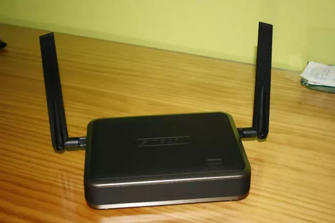 Predný router s namontovanými anténami Sitecom WL-309