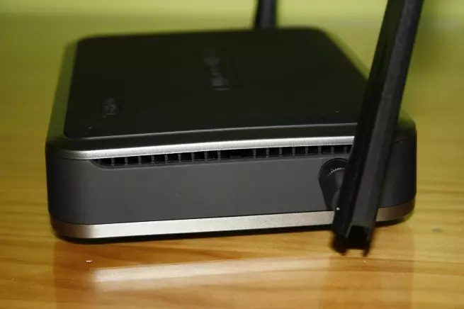 Muuqaalka dhinaca midig ee Sitecom WL-309 router