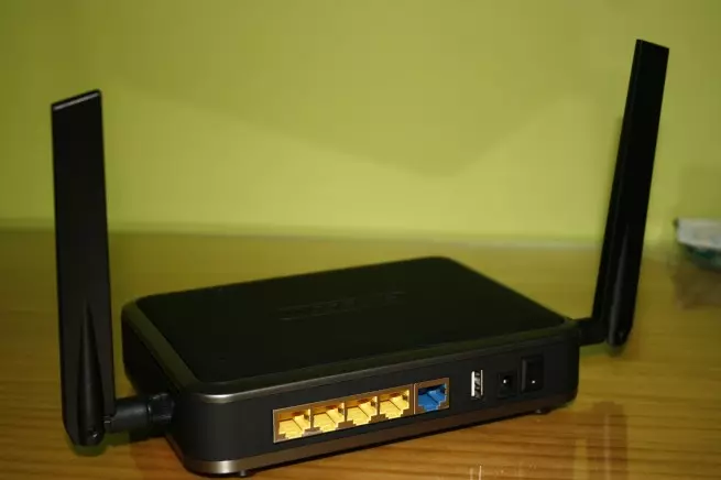 Parte traseira do router Sitecom WL-309