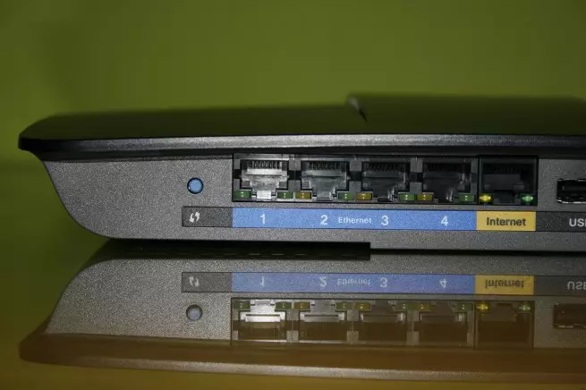 Detalj av den vänstra baksidan av Cisco Linksys EA6500