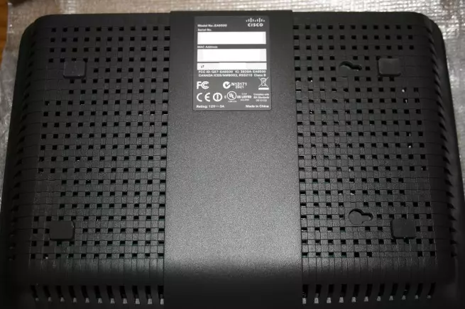 Cisco Linksys EA6500 的底部