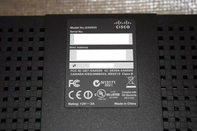 Isalẹ ti Cisco Linksys EA6500 ni apejuwe awọn