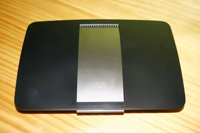 Vedere frontală a Cisco Linksys EA6500