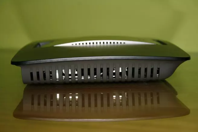 Cisco Linksys EA6500 partea stângă