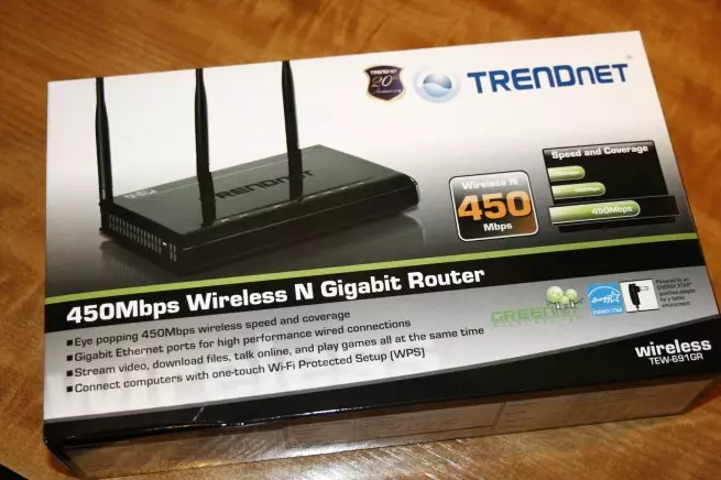 Panglantaw sa atubangan sa TRENDnet TEW-691GR nga kahon sa router