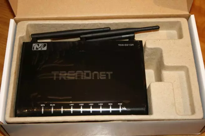 TRENDnet TEW-691GR 路由器機箱內部