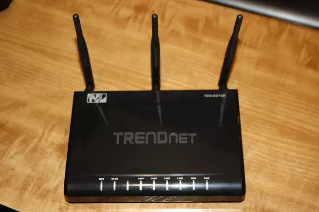 Front View yeTRENDnet TEW-691GR Router