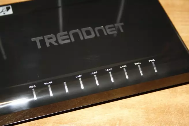 Close-up nga pagtan-aw sa TRENDnet TEW-691GR router