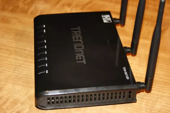 Tuo nga Side View sa TRENDnet TEW-691GR Router