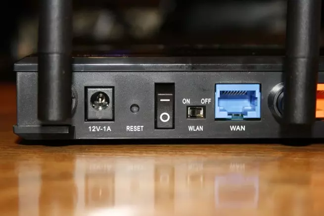 Likod sa Wala nga Tan-aw sa TRENDnet TEW-691GR Router