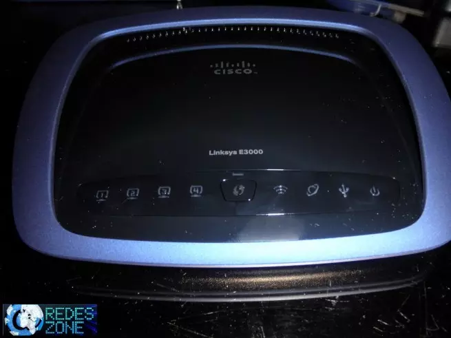 Cisco Linksys E3000 Ön