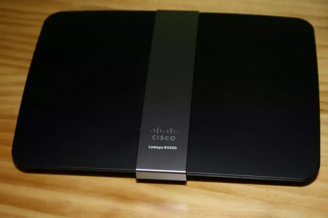 Cisco Linksys E4200 алдыңкы көрүнүшү