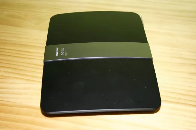 Cisco Linksys E4200 ന്റെ വലത് ഭാഗം