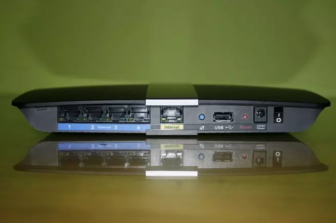 Rear view ng Cisco Linksys E4200