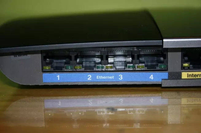 Cisco Linksys E4200-ün sol arxa hissəsinin təfərrüatı