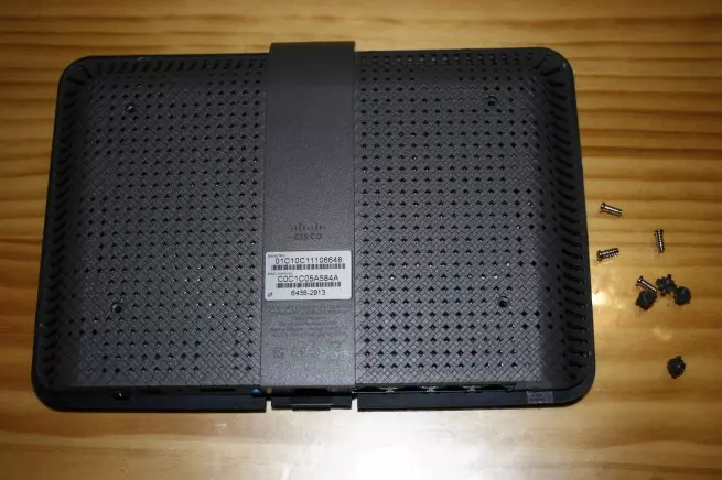 Ibabang view ng Cisco Linksys E4200 router