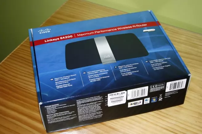 Front view ng Cisco Linksys E4200 box