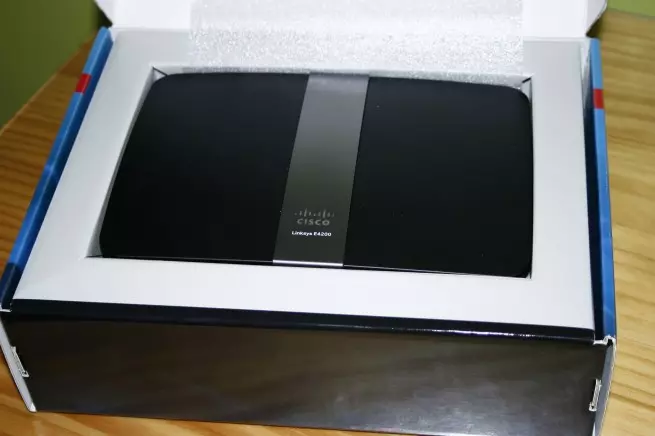 Cisco Linksys E4200 באָקס ין