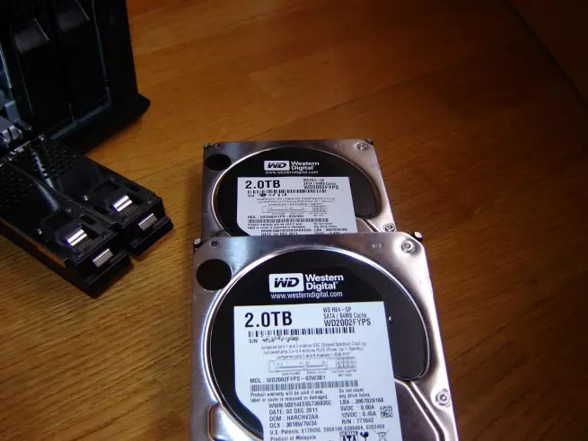 Va'aiga o le Sentinel DX4000 hard drives