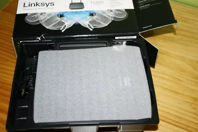 Внутренний вид коробки Cisco Linksys WAP300N