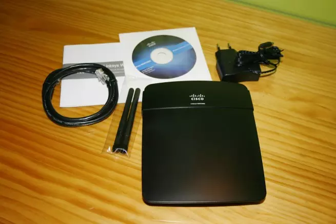 Isi kothak Cisco Linksys WAP300N