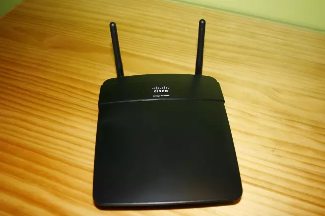 Panglantaw sa atubangan sa Cisco Linksys WAP300N