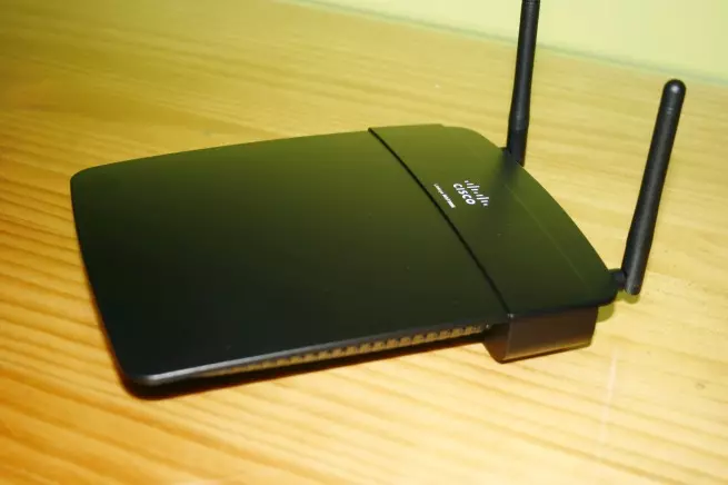 Cisco Linksys WAP300N, вид спереди справа