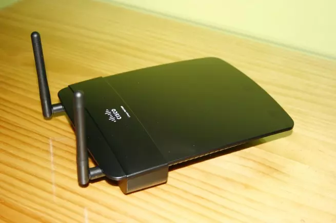 Front view gikan sa luyo sa Cisco Linksys WAP300N