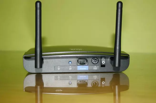 Parte posteriore di Cisco Linksys WAP300N con le sue porte di ingresso