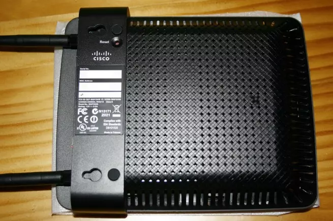 Pogled od spodaj na Cisco Linksys WAP300N