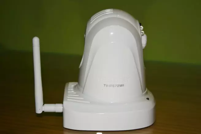 Témbongkeun samping tina TRENDnet TV-IP672WI IP Camera