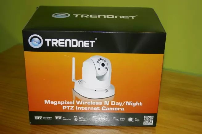 מבט קדמי של תיבת TRENDnet TV-IP672WI