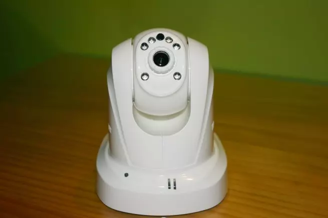 Mặt trước của camera IP TRENDnet TV-IP672WI