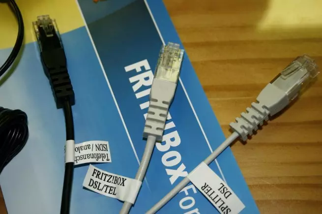 Szczegóły kabli do VoIP routera FRITZ!Box Fon WLAN 7390