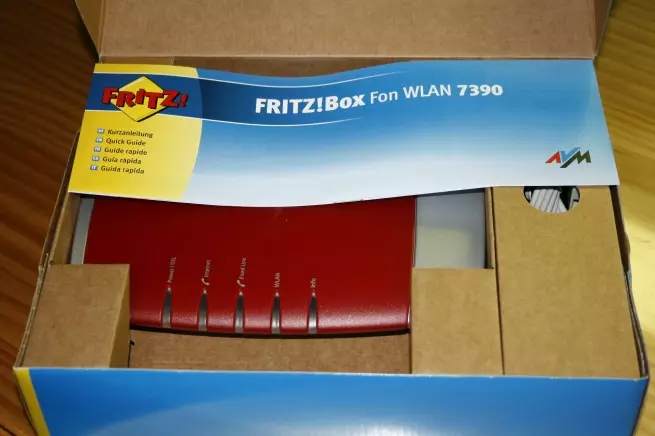 V škatli FRITZ!Box Fon WLAN 7390