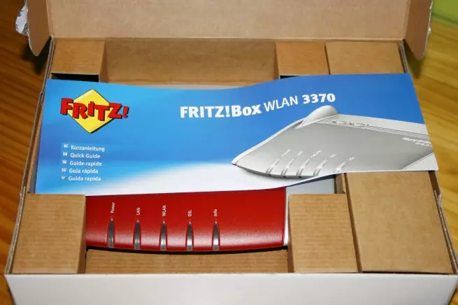 Malfermu FRITZ!Box WLAN 3370-skatolon kun enkursigilo