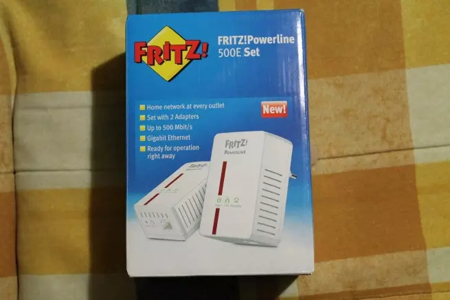 Lub ntsej muag sab nraud ntawm pem hauv ntej ntawm lub thawv ntawm FRITZ! Powerline 500e SE