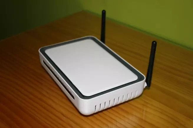 Riets Säit Vue vum Pepephone NuCom NU-GAN5 Router