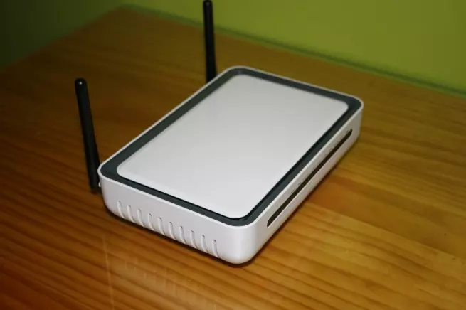 Vue vun der lénkser Säit vum Pepephone NuCom NU-GAN5 Router