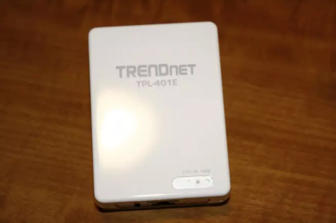 TRENDnet TPL-401E PLC-এর সামনের দৃশ্য