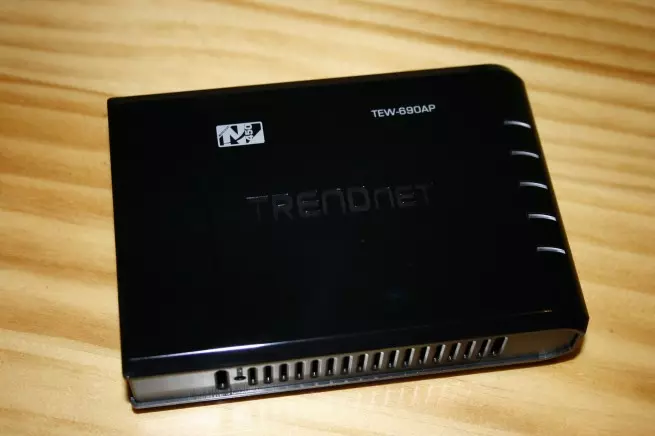 Pohľad spredu na TRENDnet TEW-690AP