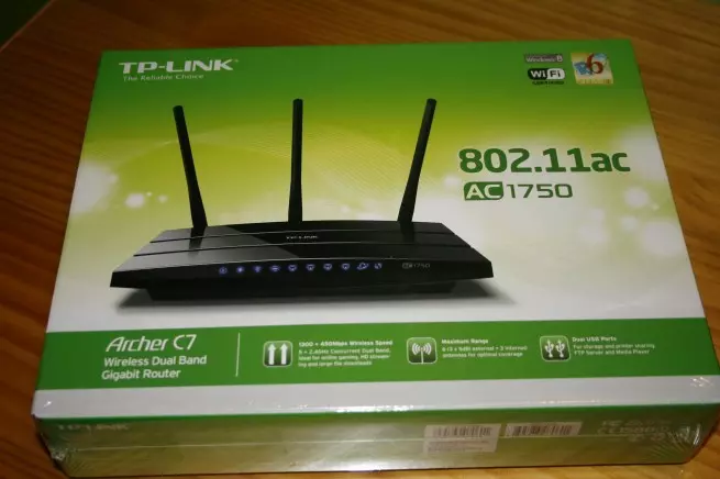 Vista frontale della scatola del router TP-Link Archer C7