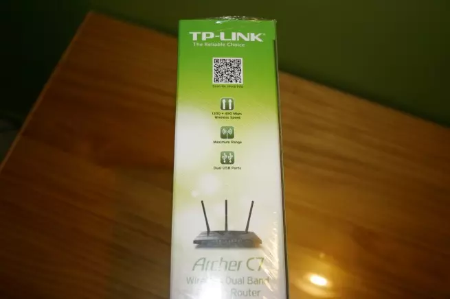 מבט מהצד של קופסת הנתב TP-Link Archer C7